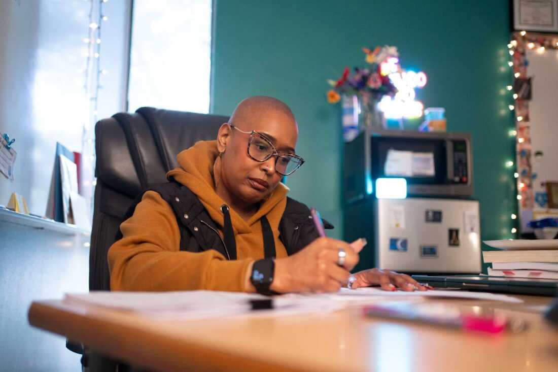 How a high school English teacher banned AI from her classroom : NPR