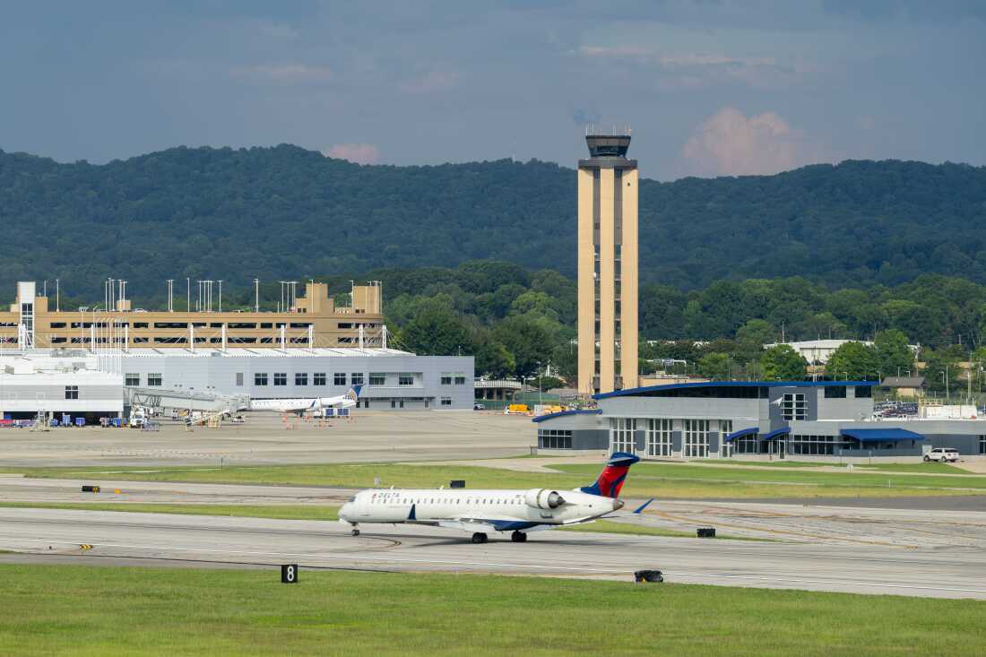 'Analog' U.S. air traffic system needs changes, leaders say : NPR