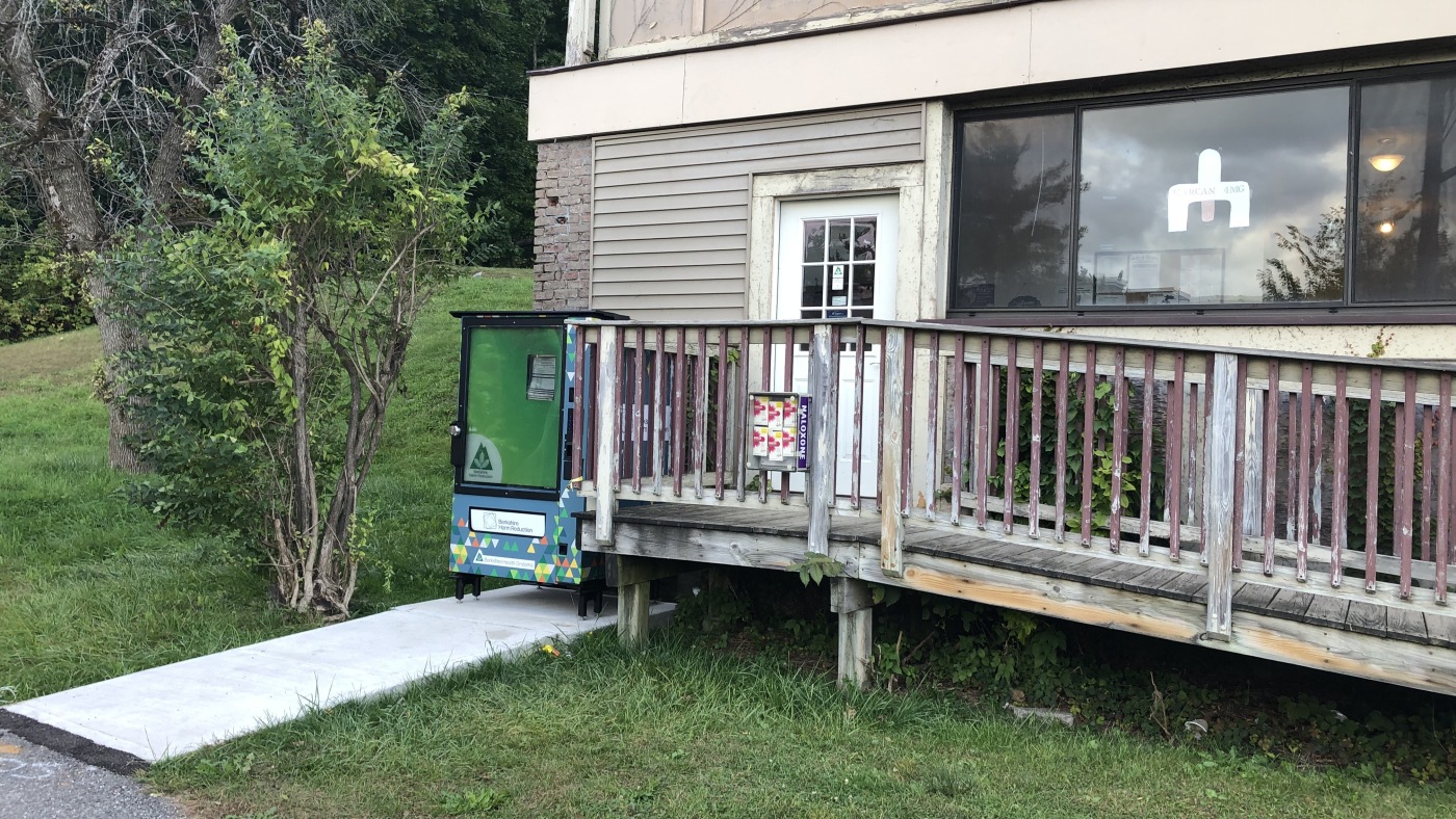 Instead of sodas, these vending machines offer needles and Narcan to ...