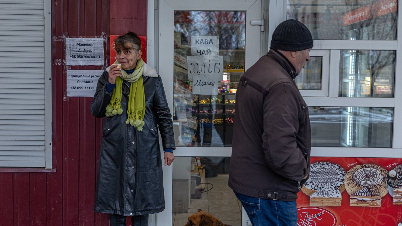 Key Ukrainian city Pokrovsk holds on as Russian siege tightens : NPR
