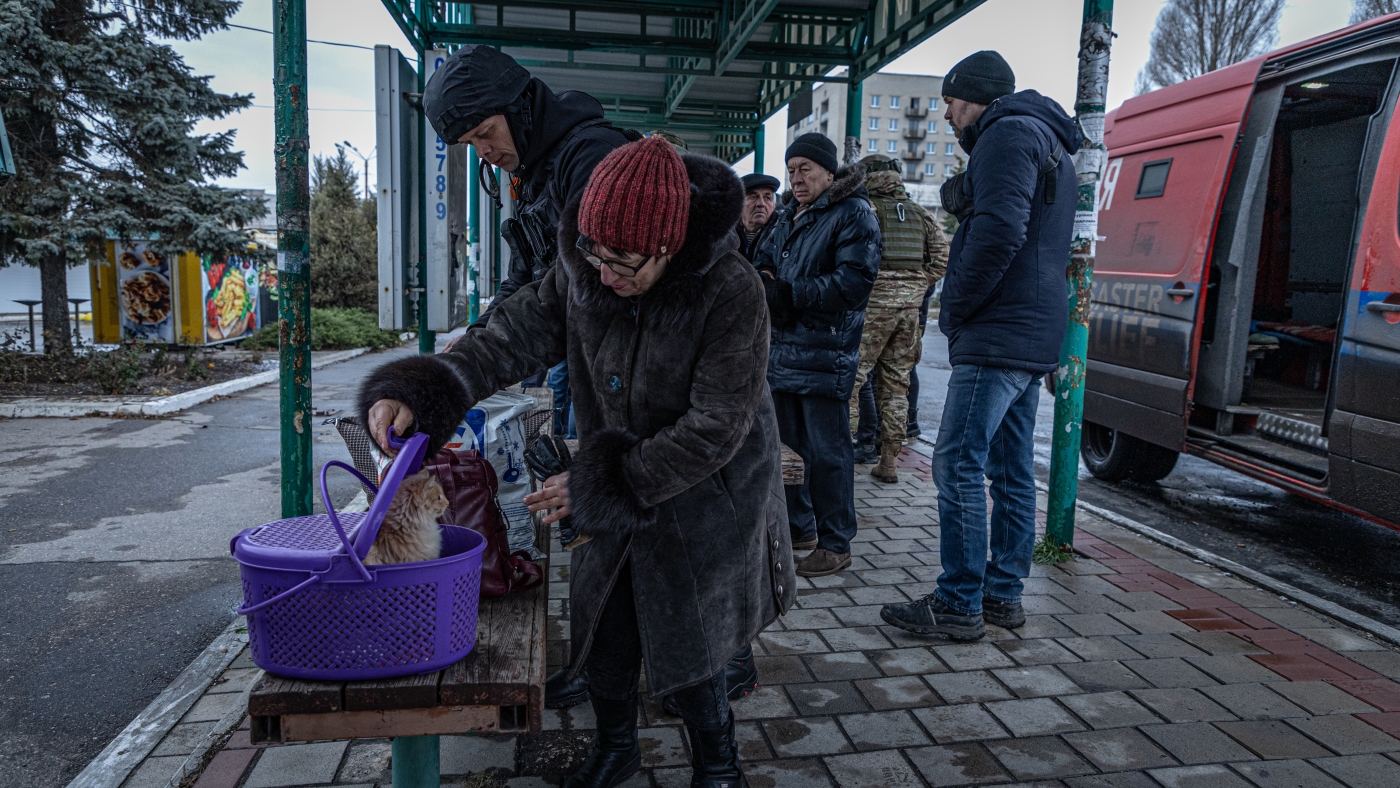 Key Ukrainian city Pokrovsk holds on as Russian siege tightens : NPR