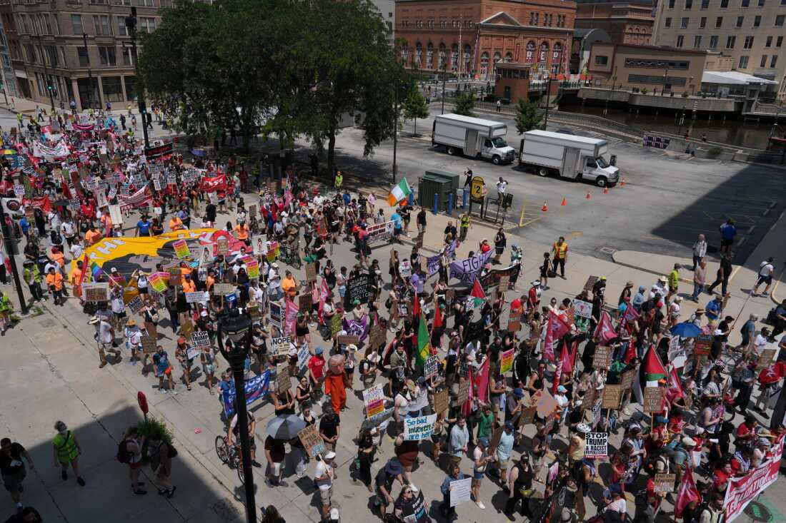 Progressives try to send message of resistance at RNC security barrier ...