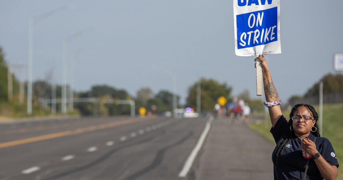 Reps. Cori Bush and Alexandria Ocasio-Cortez rally GM workers on strike ...