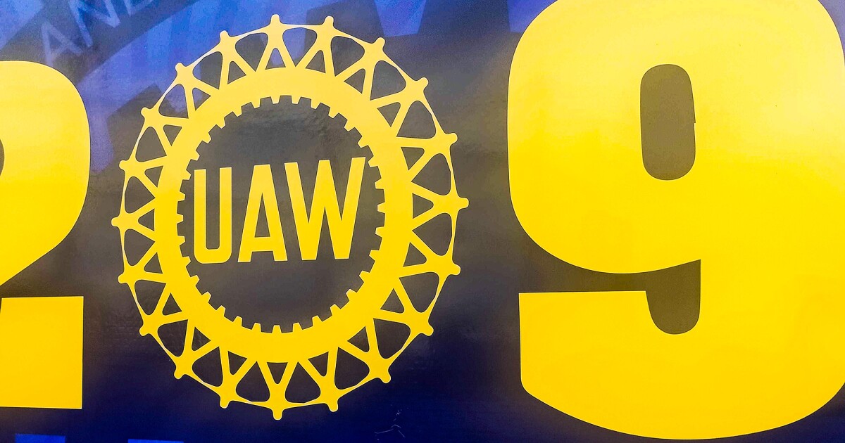 Local UAW leaders, workers brace for possible strike as companies make ...