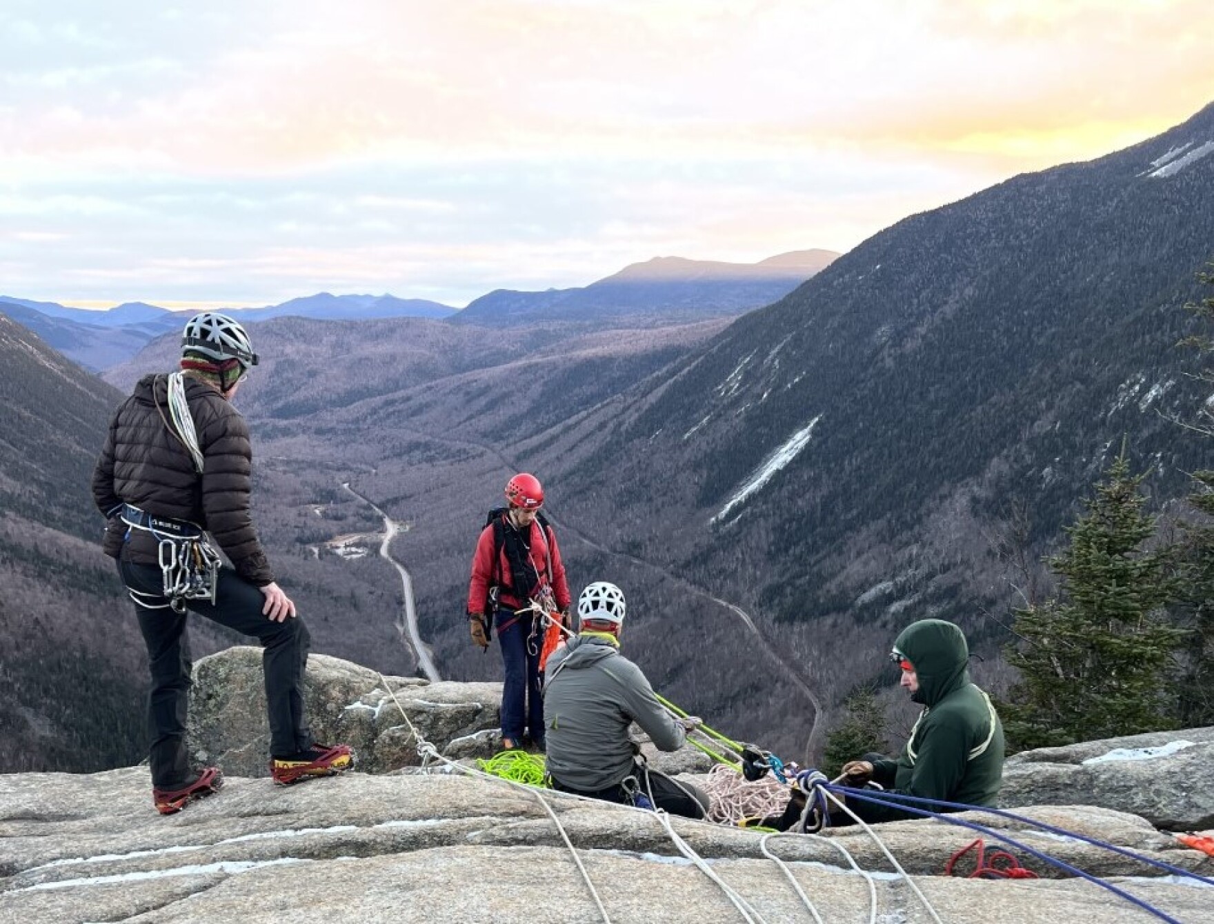 Hiker falls to death from cliff atop New Hampshire mountain | Vermont Public