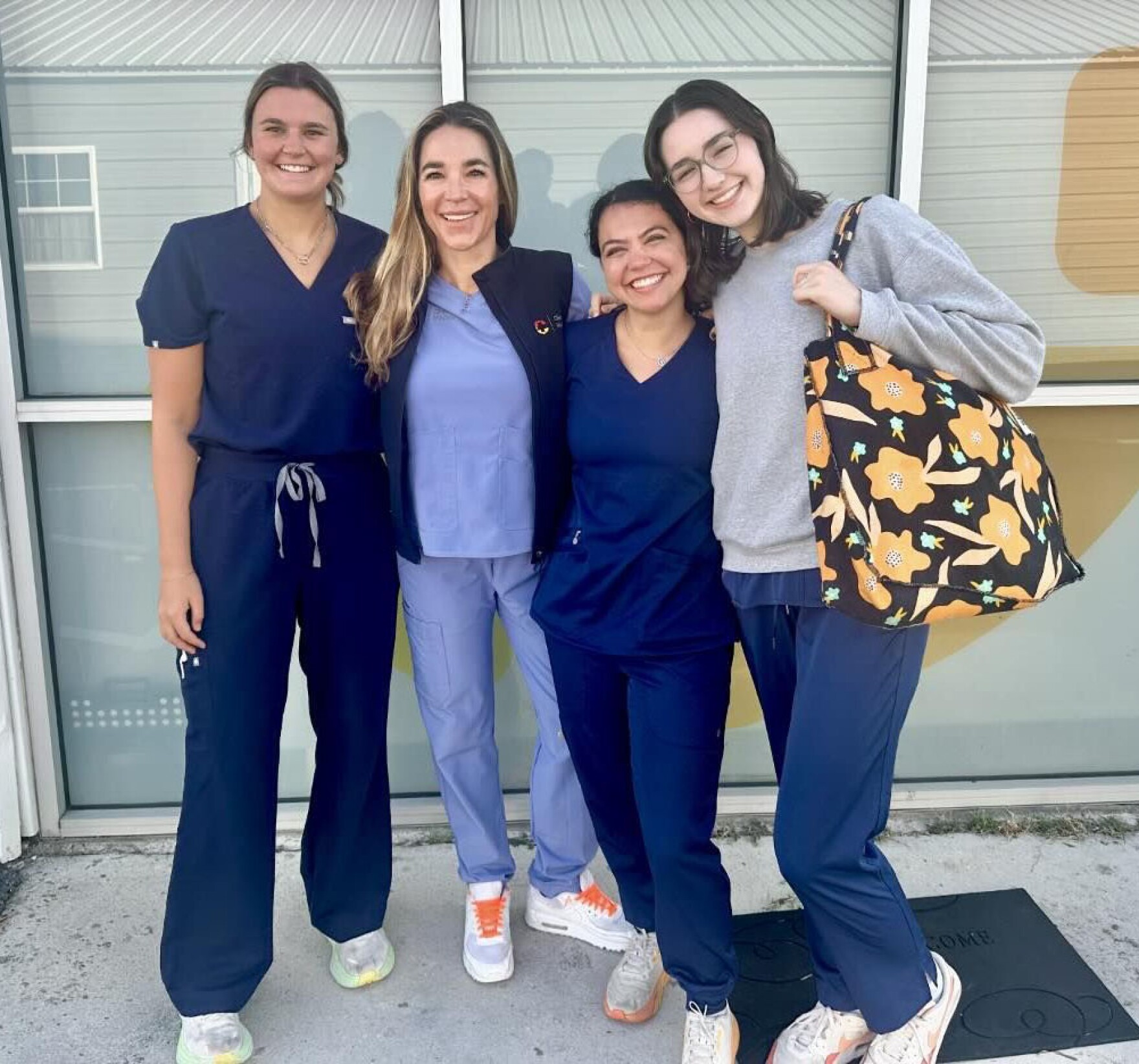 Capítulos Nuevos: Dr. Kelly Rodney Arnold Of Clínica Médicos