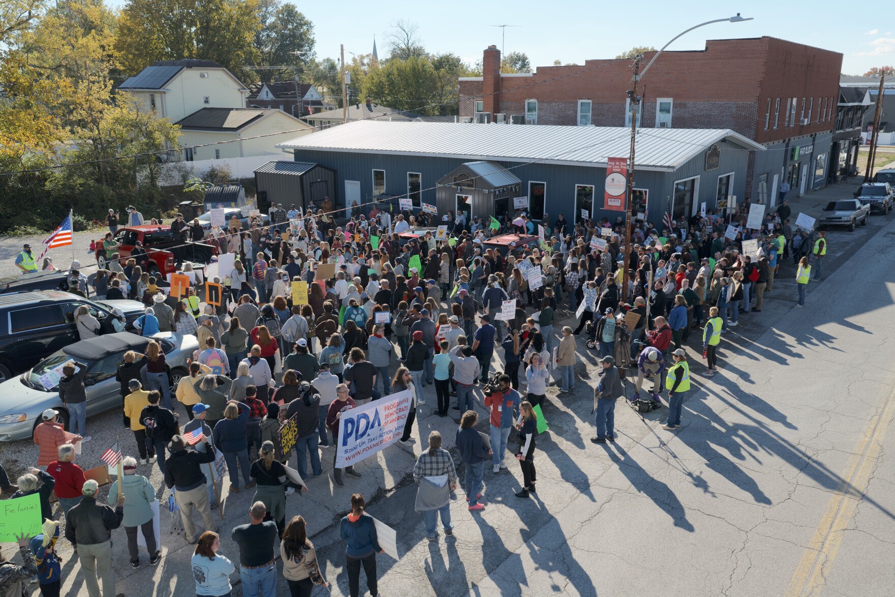 Hundreds rally in Metro East for business owner detained by ICE | STLPR
