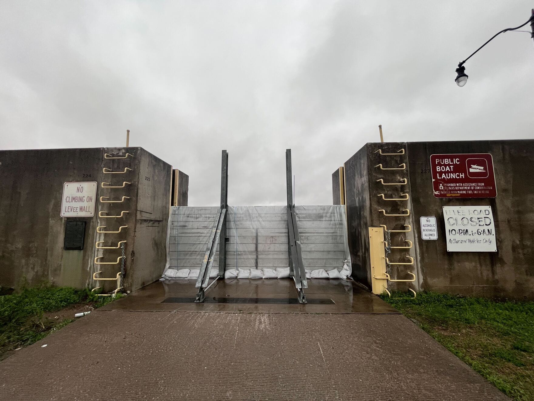 Mississippi River cities brace for still-rising floodwaters, laud ...