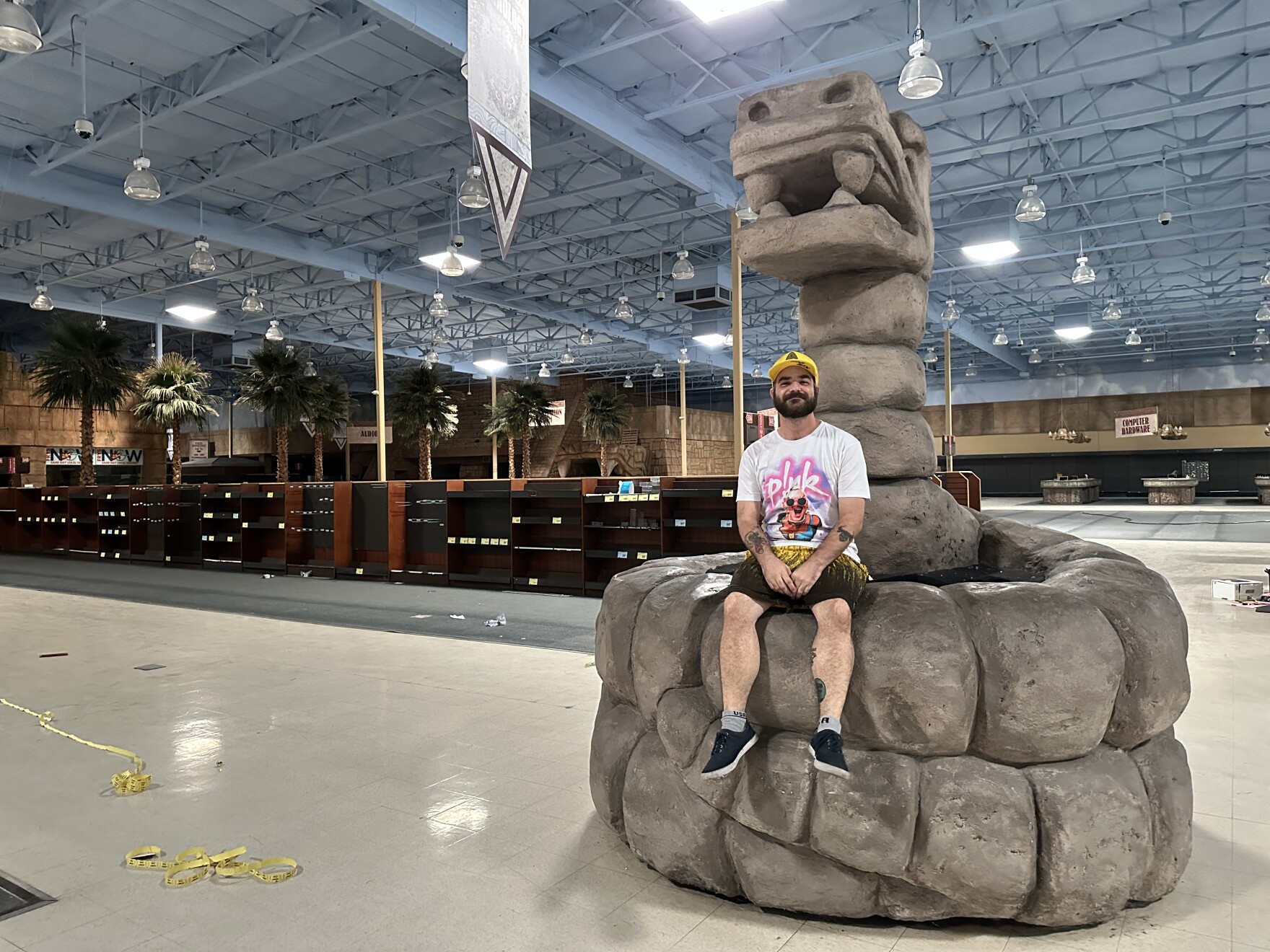 Fans of Phoenix Fry's Electronics say goodbye as city plans demolition ...