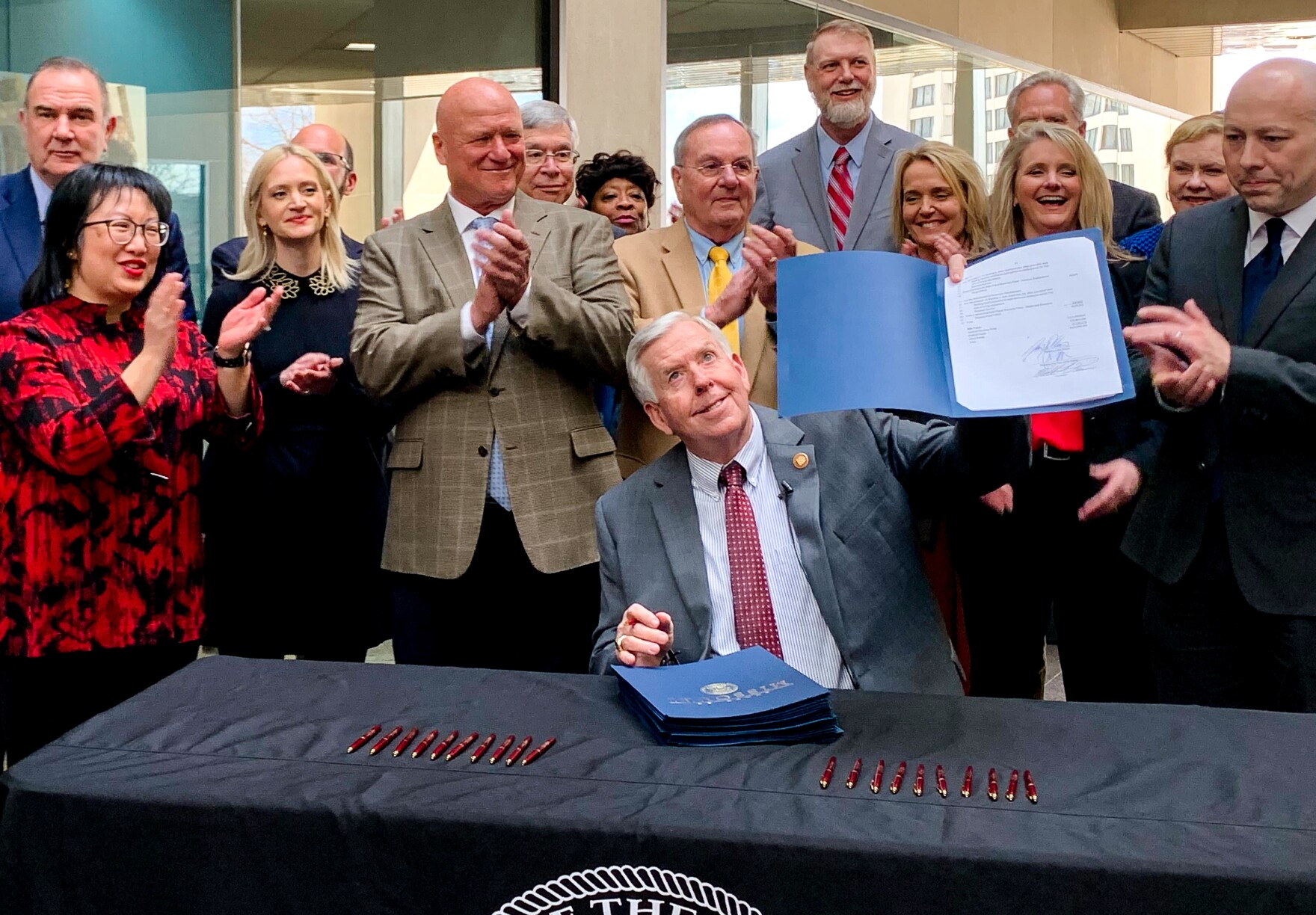 Parson signs budget bill that guarantees 8.7% raise for Missouri state ...