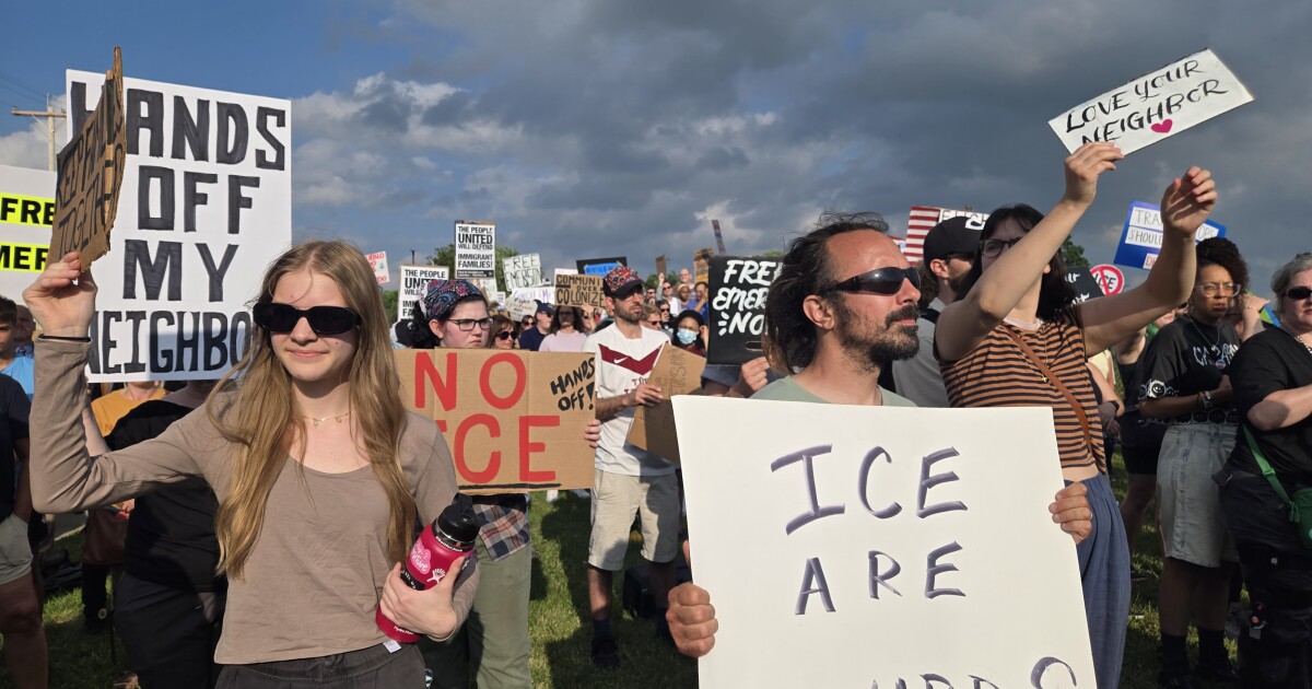 Crowd outside Butler County Jail protests ICE detentions | WVXU