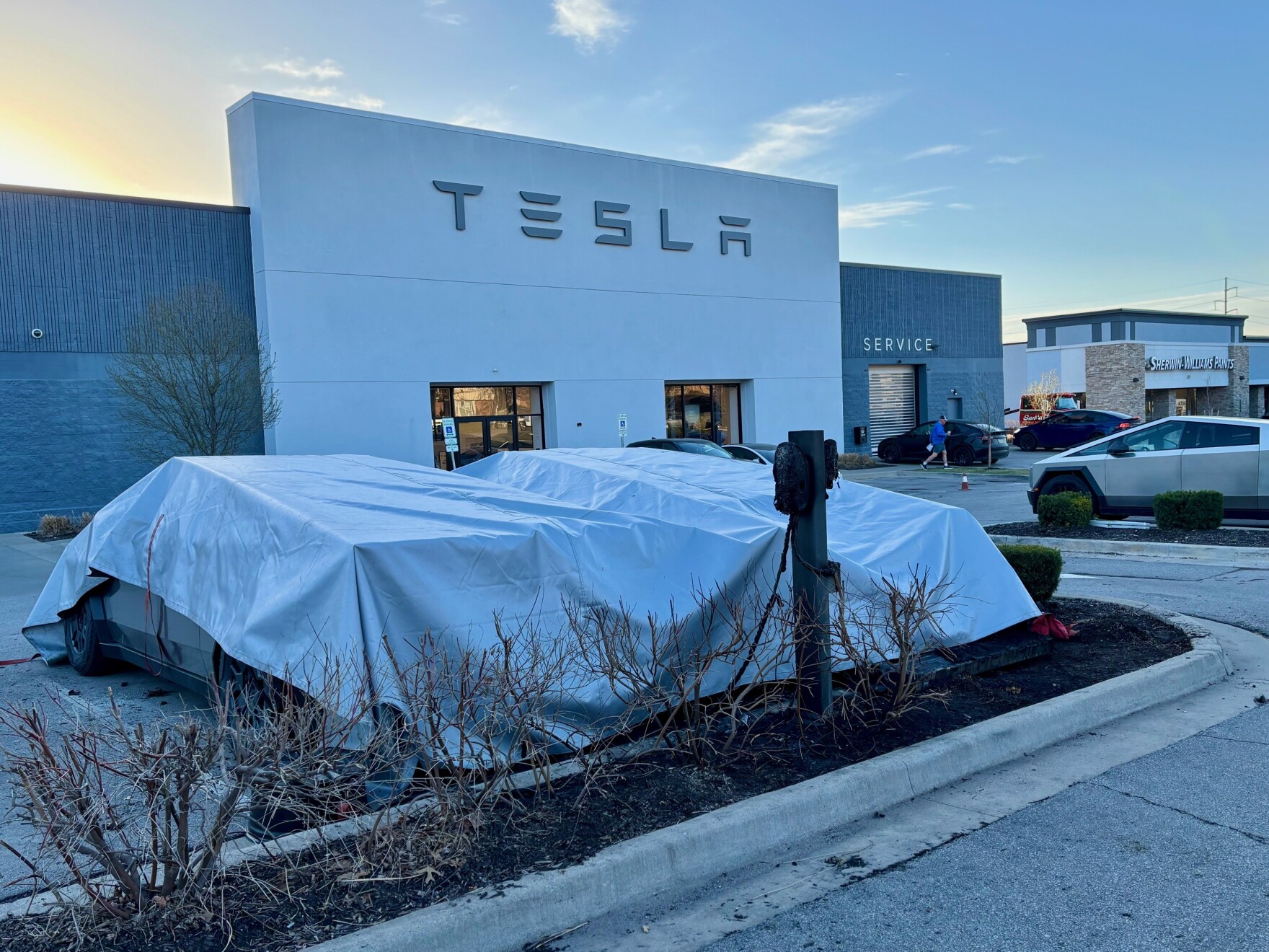 'Suspicious' Cybertruck fires at Kansas City Tesla dealership under ...