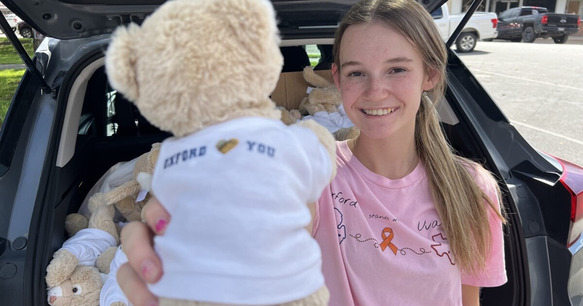 School shooting survivor gifts Uvalde kids stuffed animals on first day ...