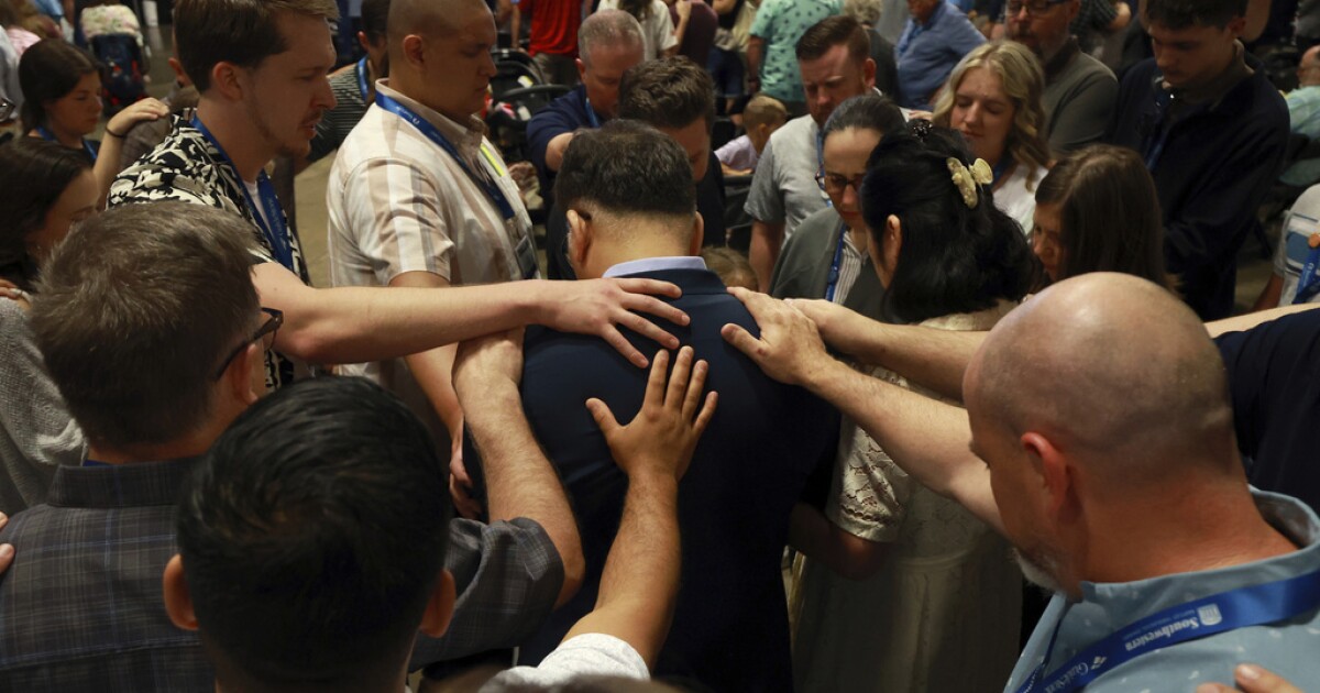 Southern Baptist delegates at national meeting overwhelmingly call for ...