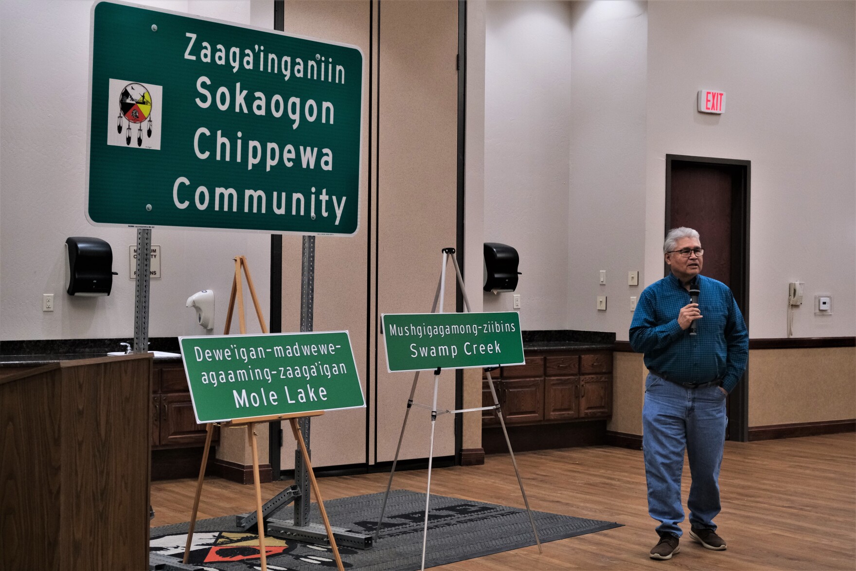 Dual language sign welcomes people to the Sokaogon Chippewa Community ...