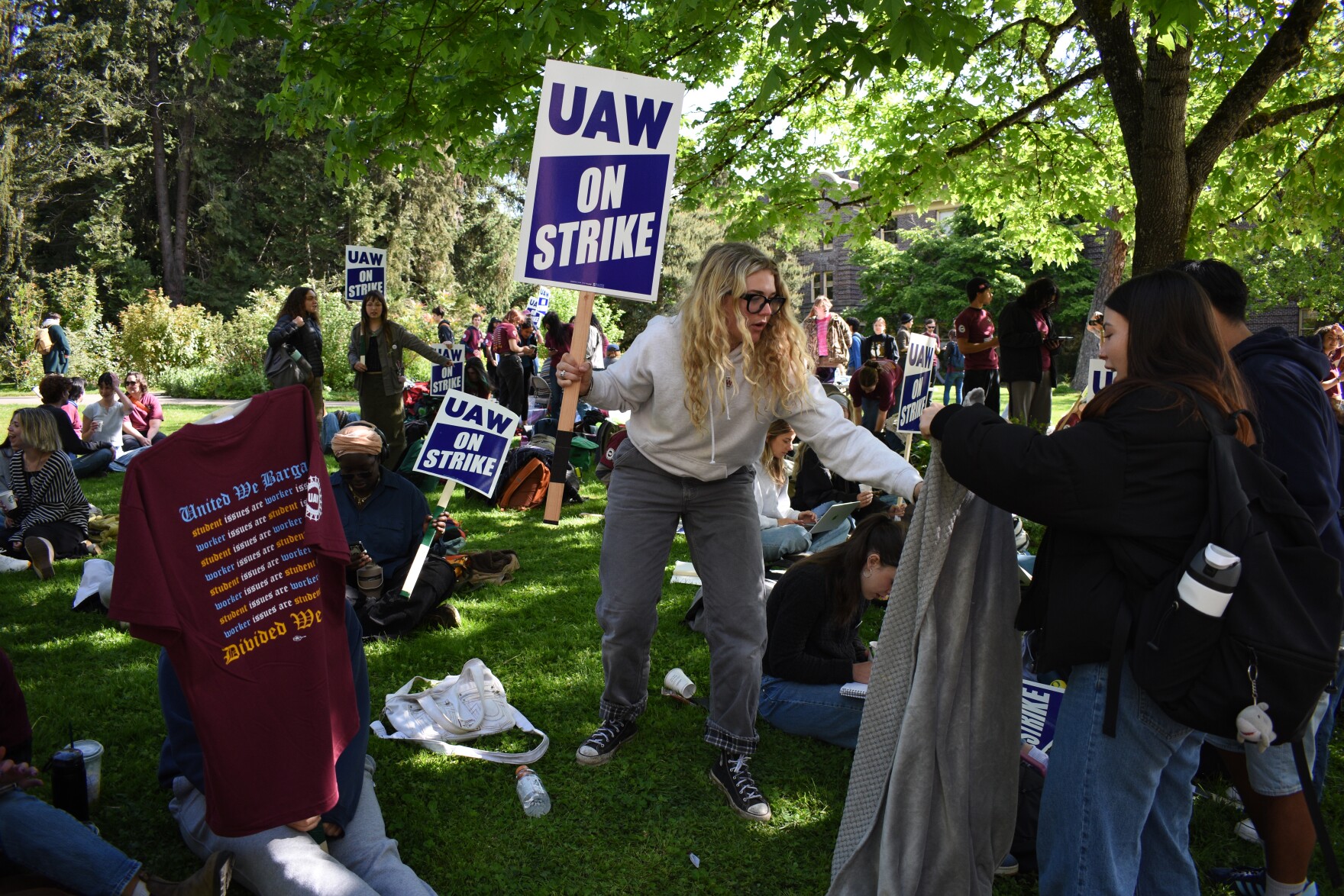 University of Oregon student workers reach tentative deal, agree to end ...