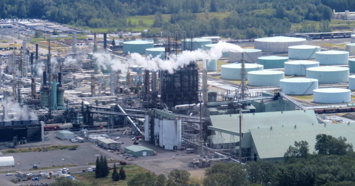 Rising gas prices in WA fuel debate over who pays to combat climate change