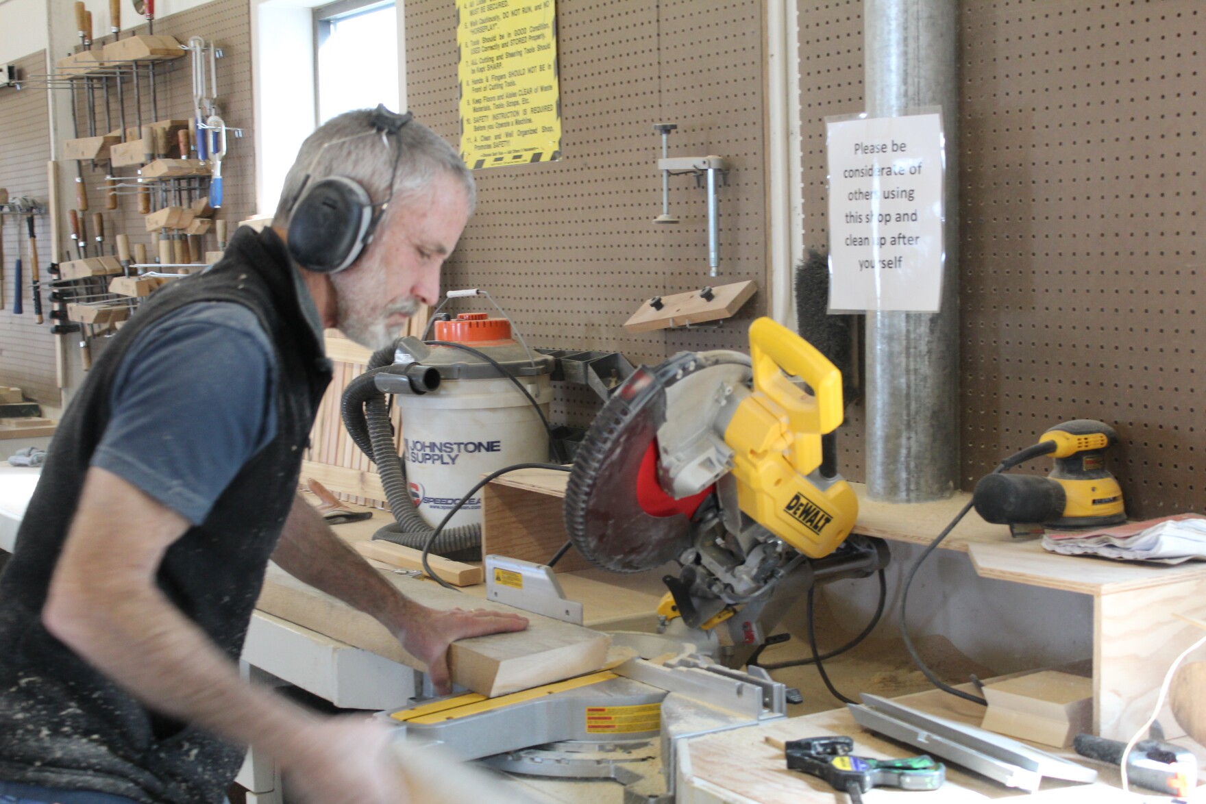 Unalaska constructs niĝilax̂, becomes sixth community to build historic boat | KUCB