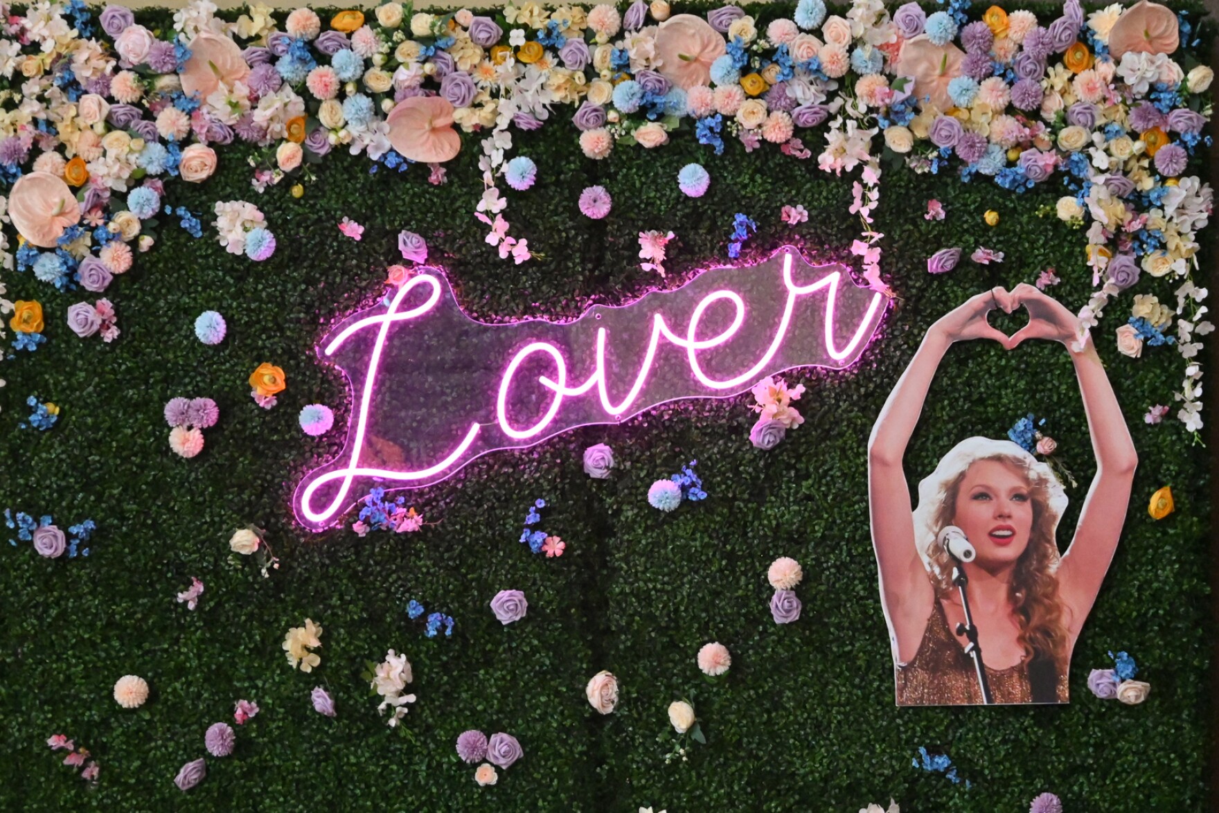 Taylor Swift and Travis Kelce inspired a Hallmark holiday movie | STLPR