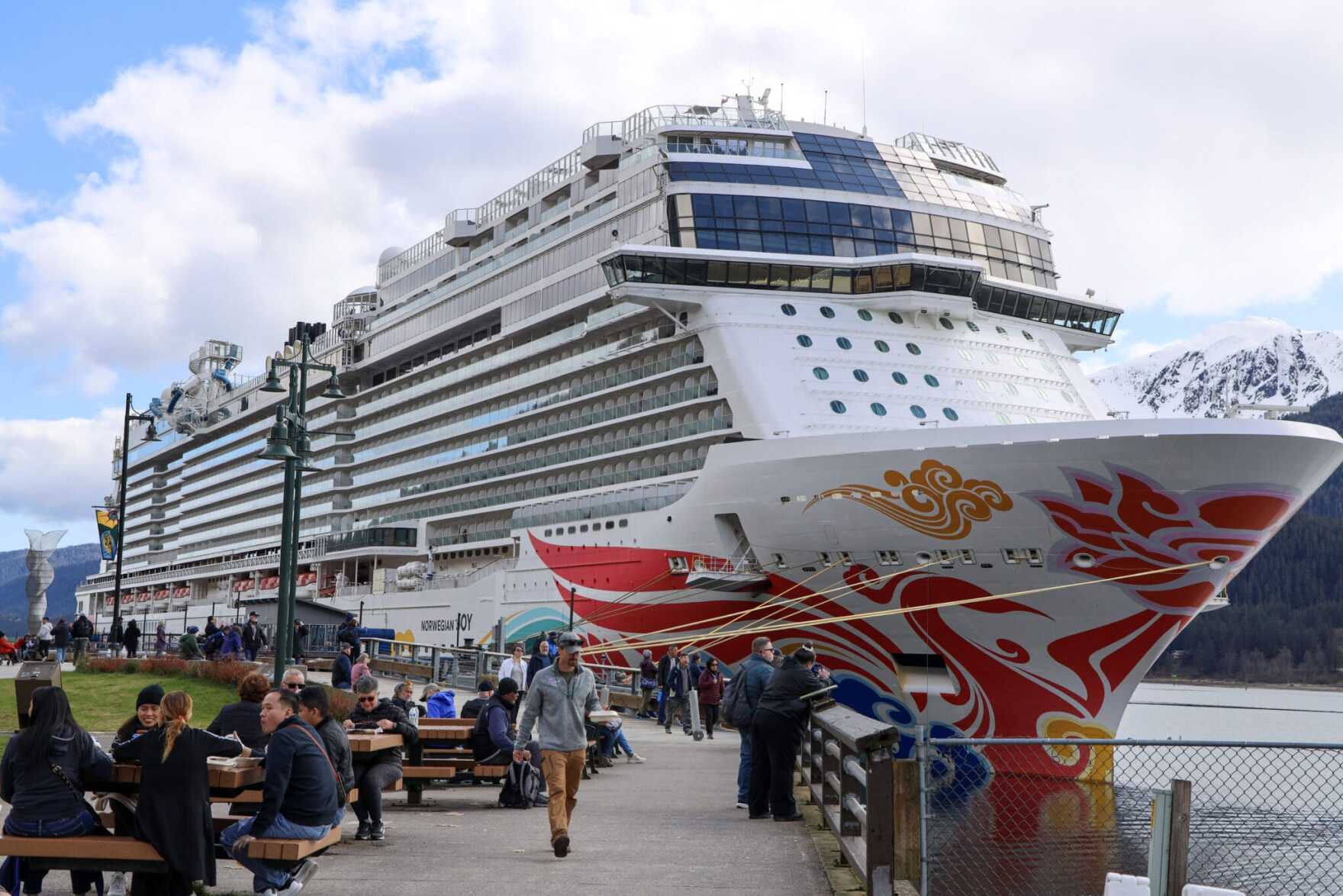 Alaska’s 2024-25 tourism season was a record year — but just barely