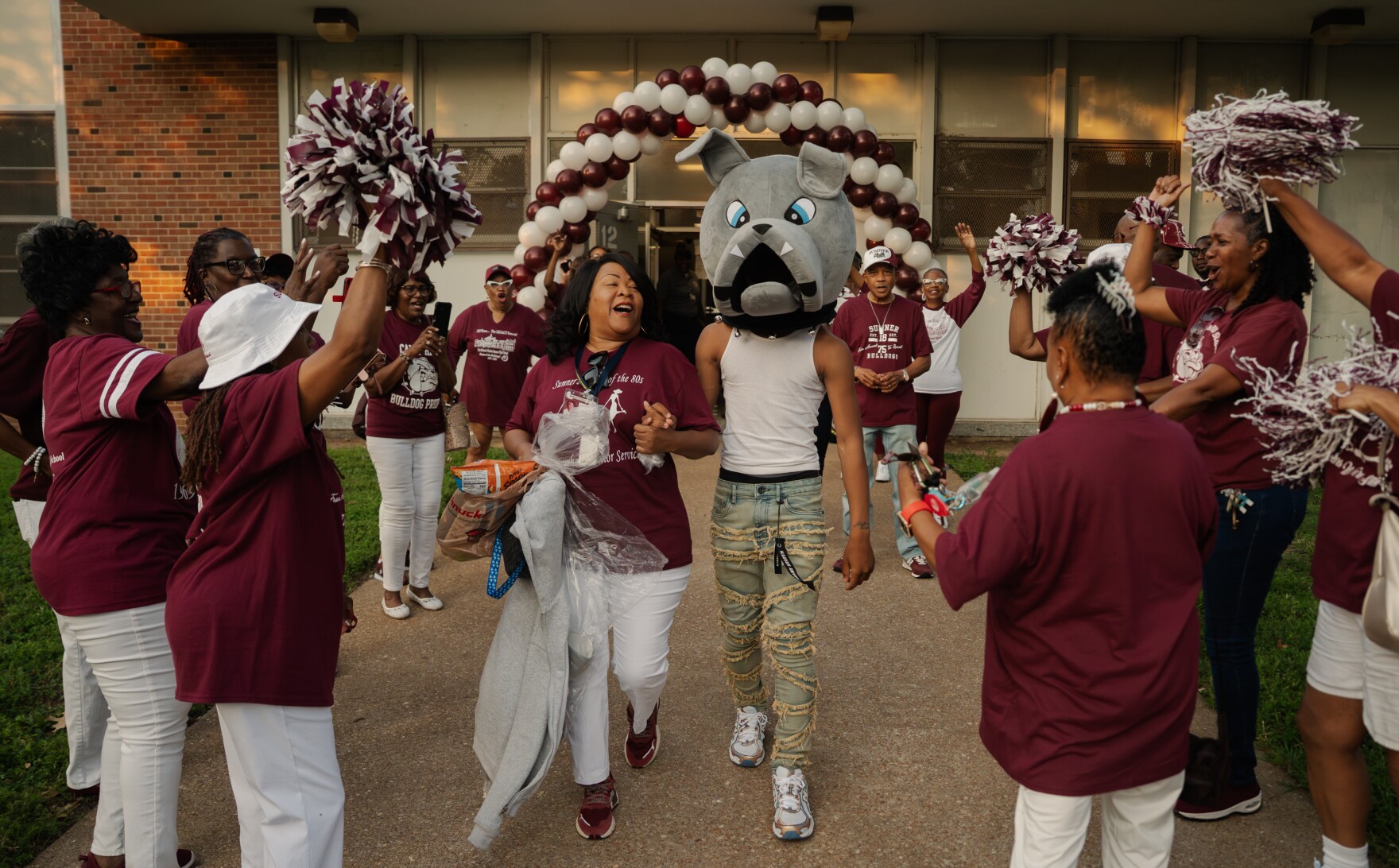 Photos: Sumner alumni welcome students to Stevens Middle School | STLPR