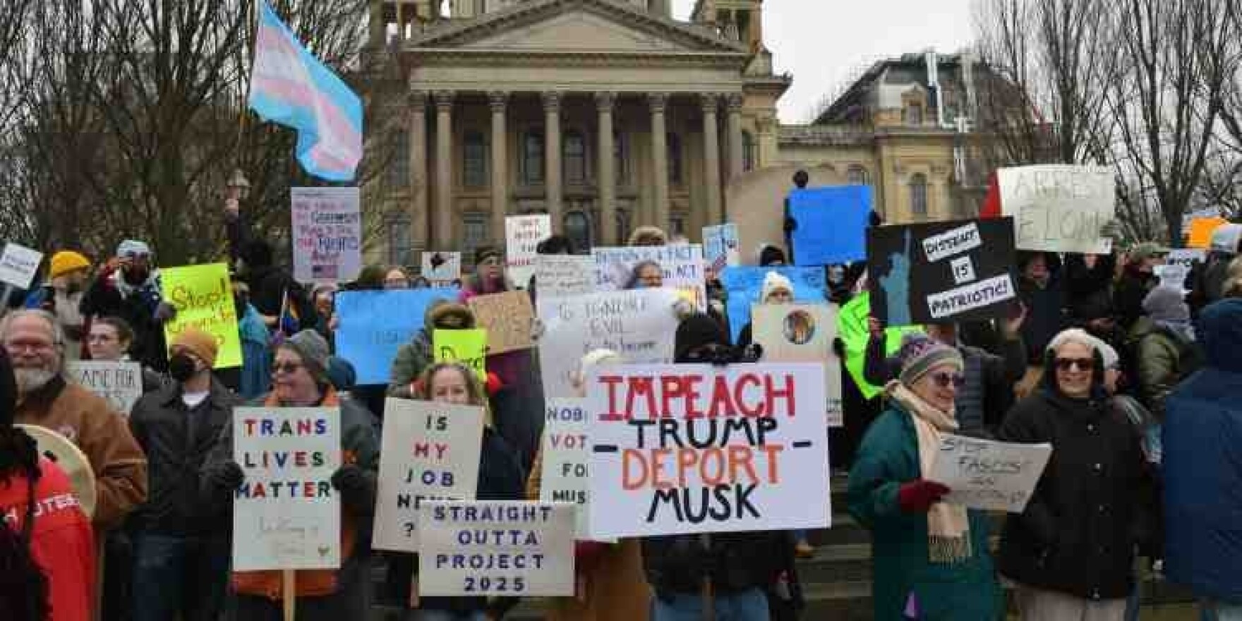 Protestors gather outside Illinois Capitol, call for Trump's ...